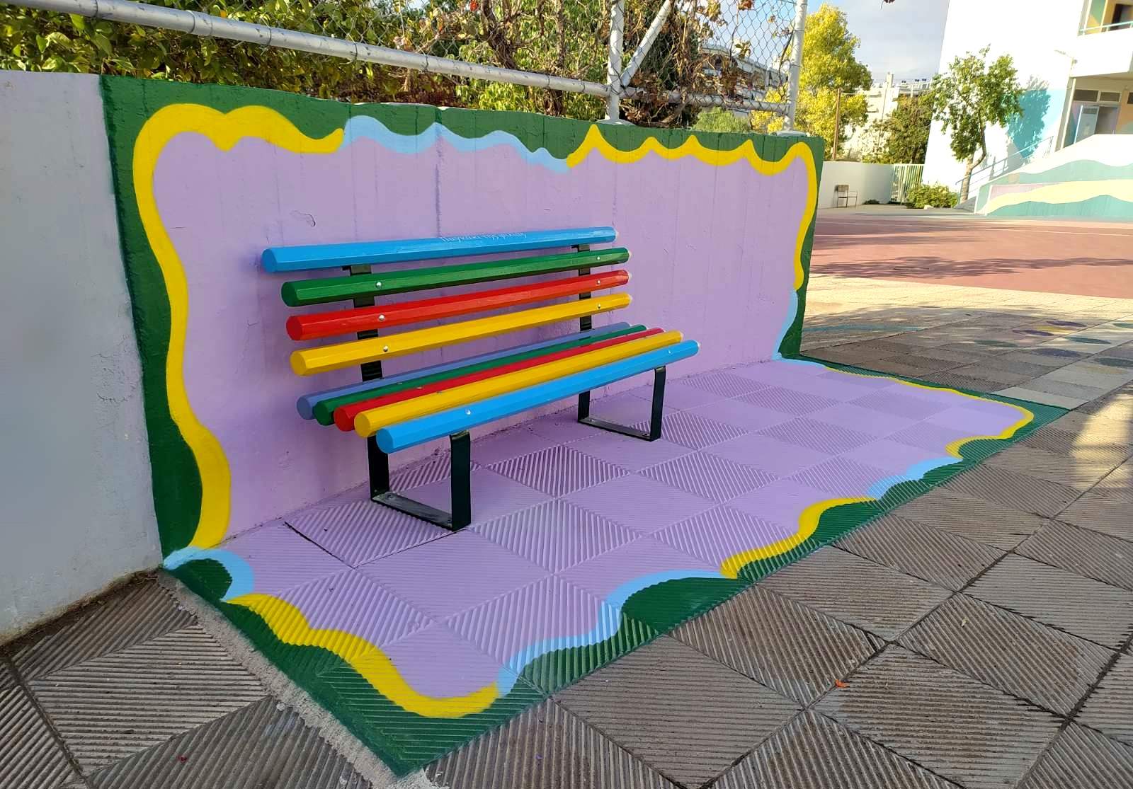 Πρωτότυπα χρωματιστά παγκάκια στον Δήμο Αλίμου