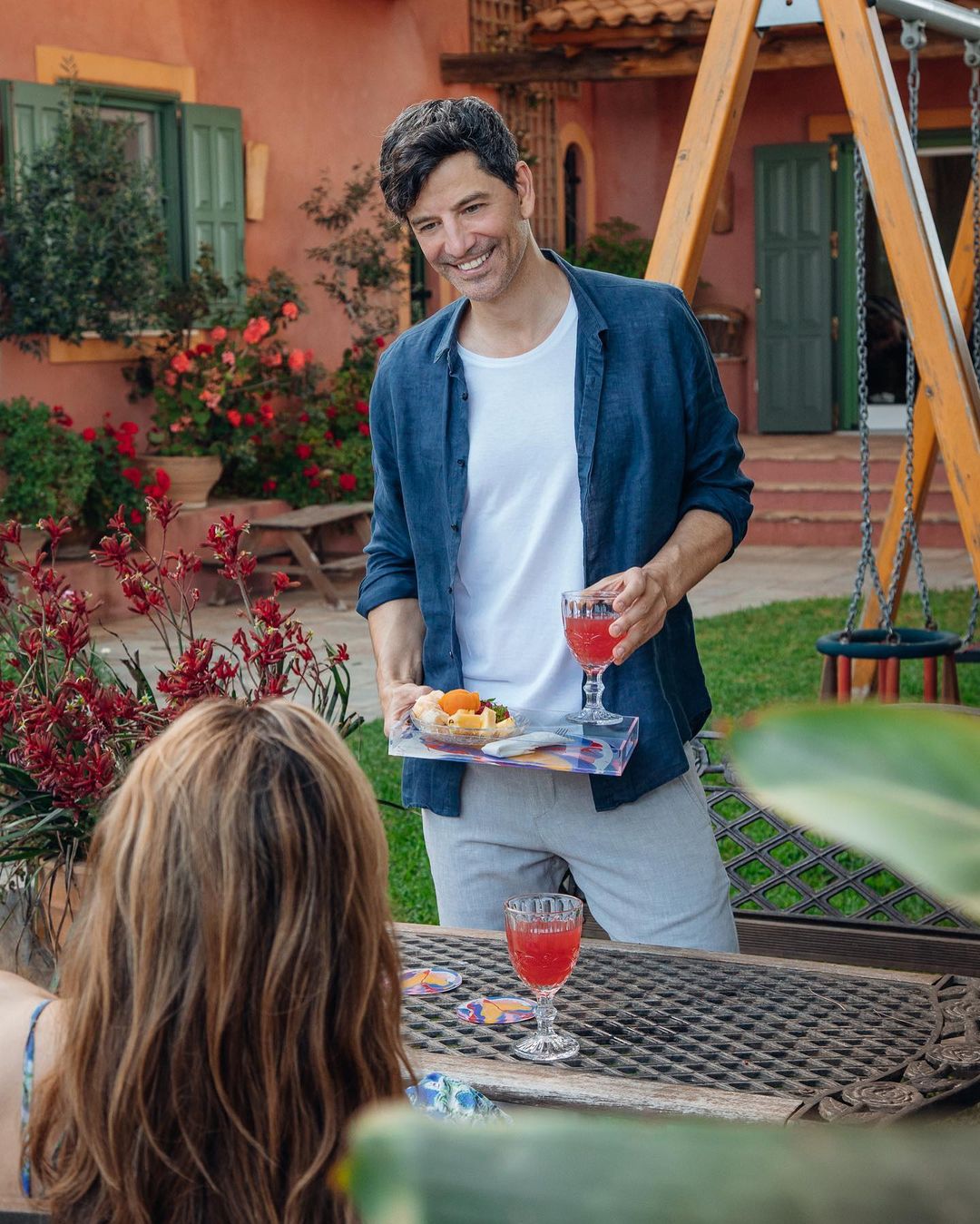 Ο Σάκης Ρουβάς μαγείρεψε στην κουζίνα του μία παραδοσιακή κερκυραϊκή συνταγή - Foodlife.gr