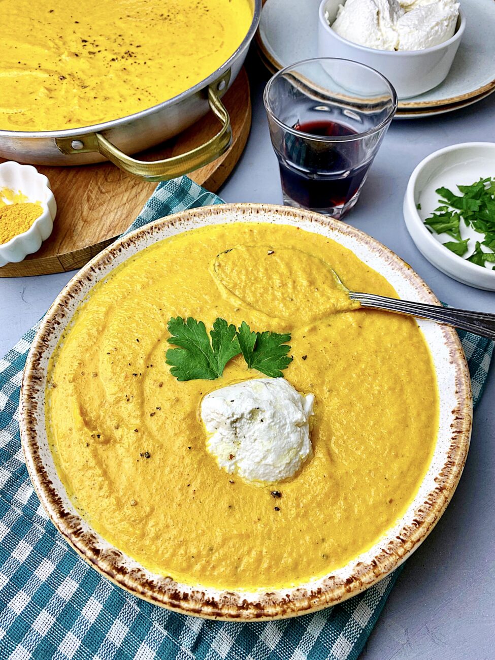 Τέλειο χειμωνιάτικο πιάτο: Σούπα με κολοκύθα και γλυκοπατάτα βελουτέ - Foodlife.gr