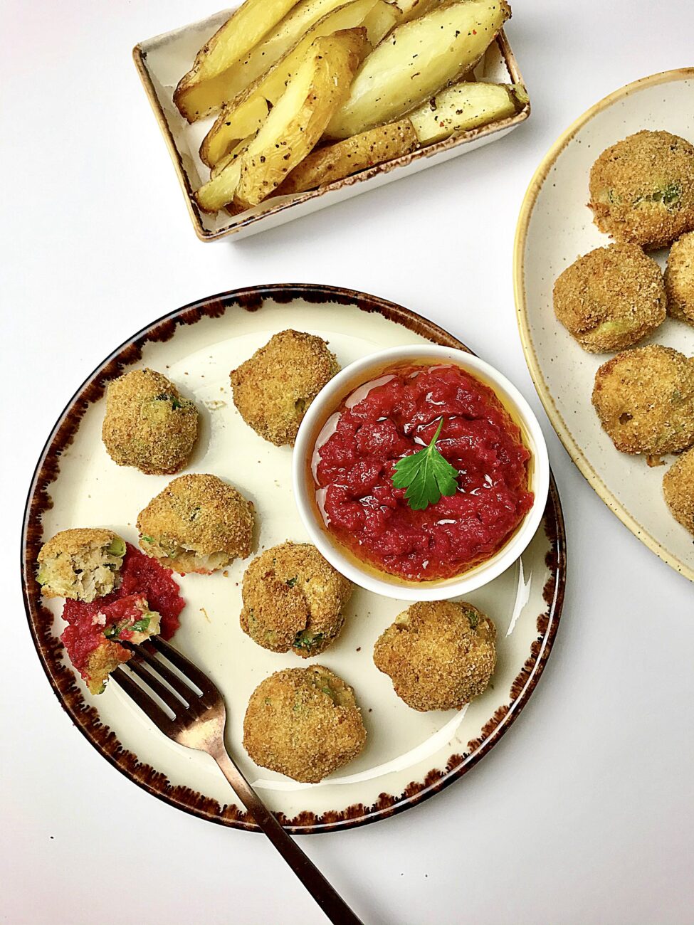 Συνταγή: Πεντανόστιμα κεφτεδάκια μπακαλιάρου με πουρέ παντζαριού - Foodlife.gr