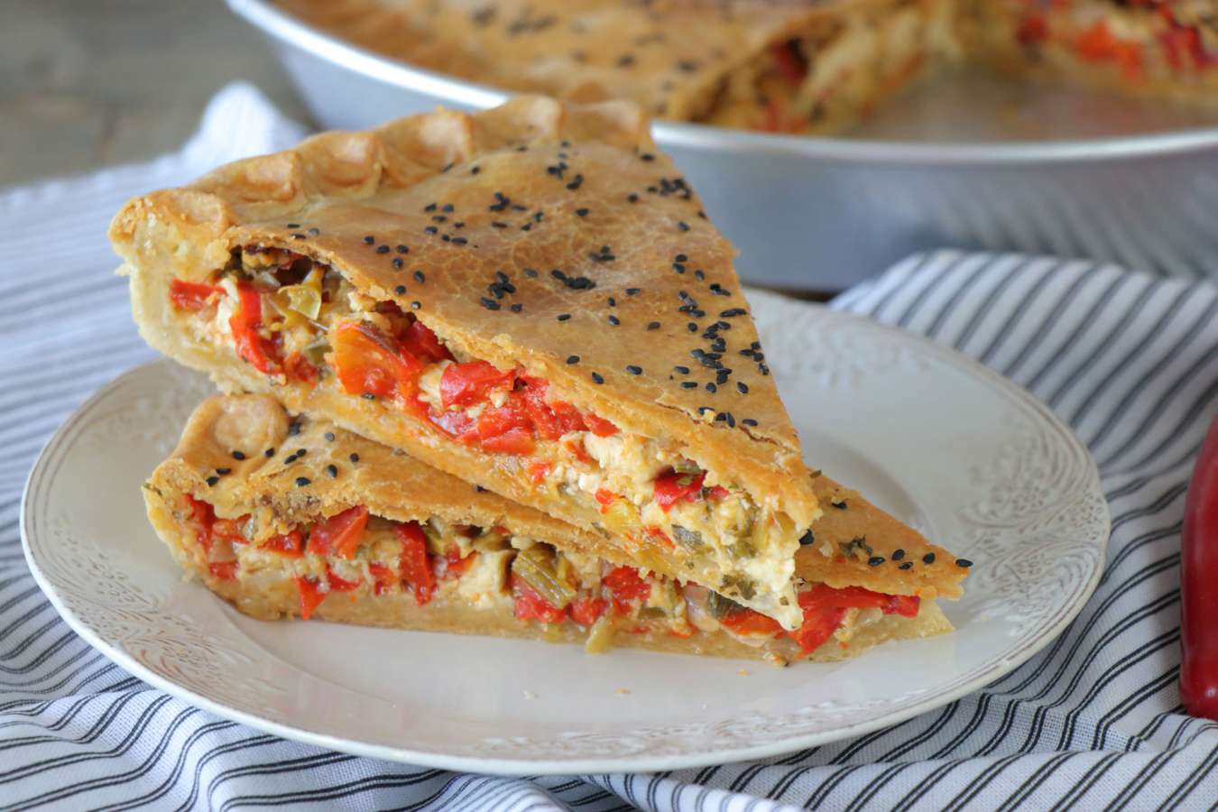 Σούπερ συνταγή: Τραγανή πιπερόπιτα με χωριάτικο φύλλο και φέτα - Foodlife.gr