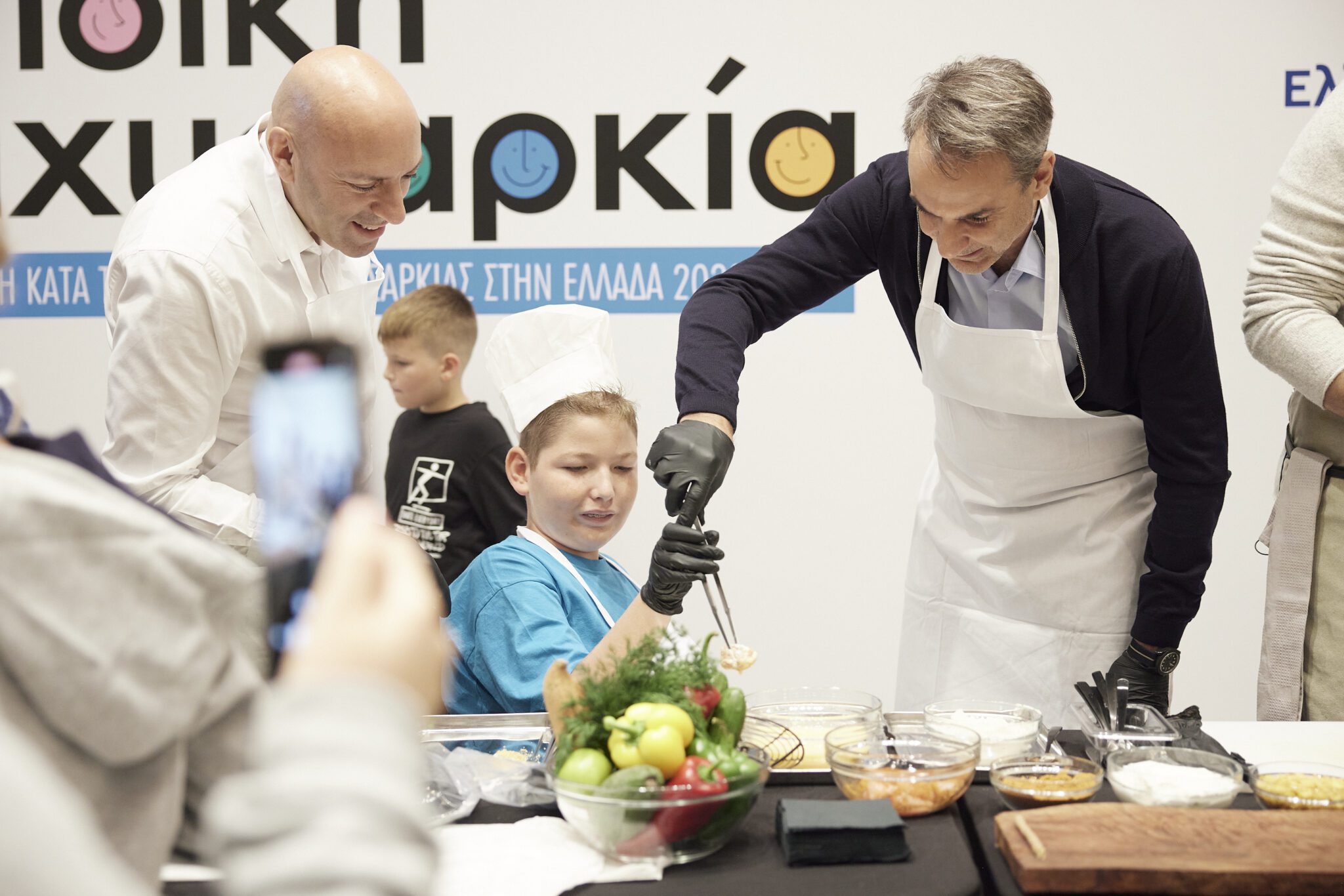 Ο Μητσοτάκης μαγείρεψε με τον σεφ Πάνο Ιωαννίδη κατά της παιδικής ...