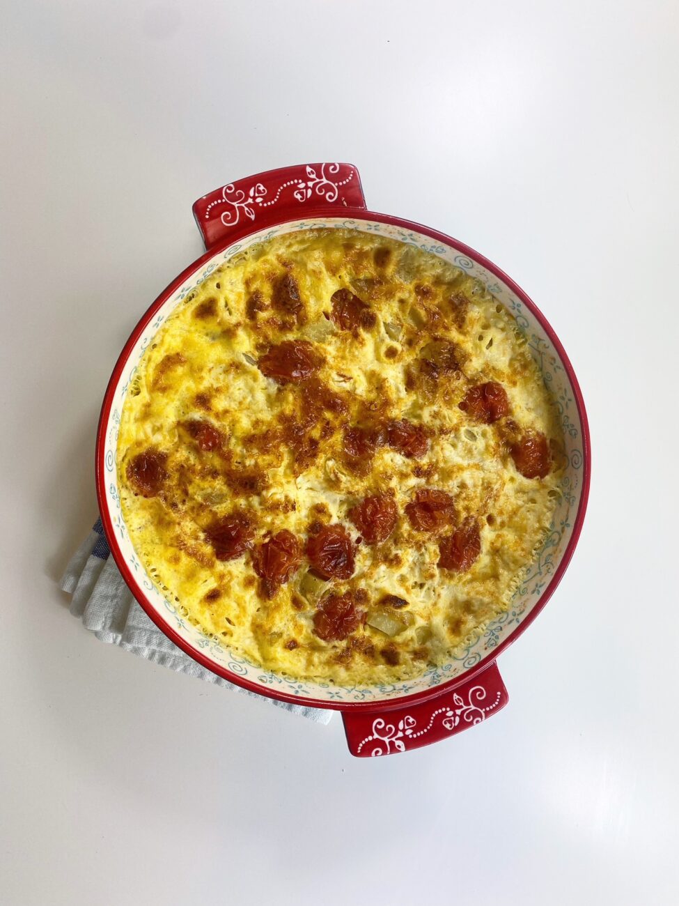 Συνταγή: Πατατόπιτα με φέτα και ντοματίνια, έτοιμη σε 5 λεπτά - Foodlife.gr