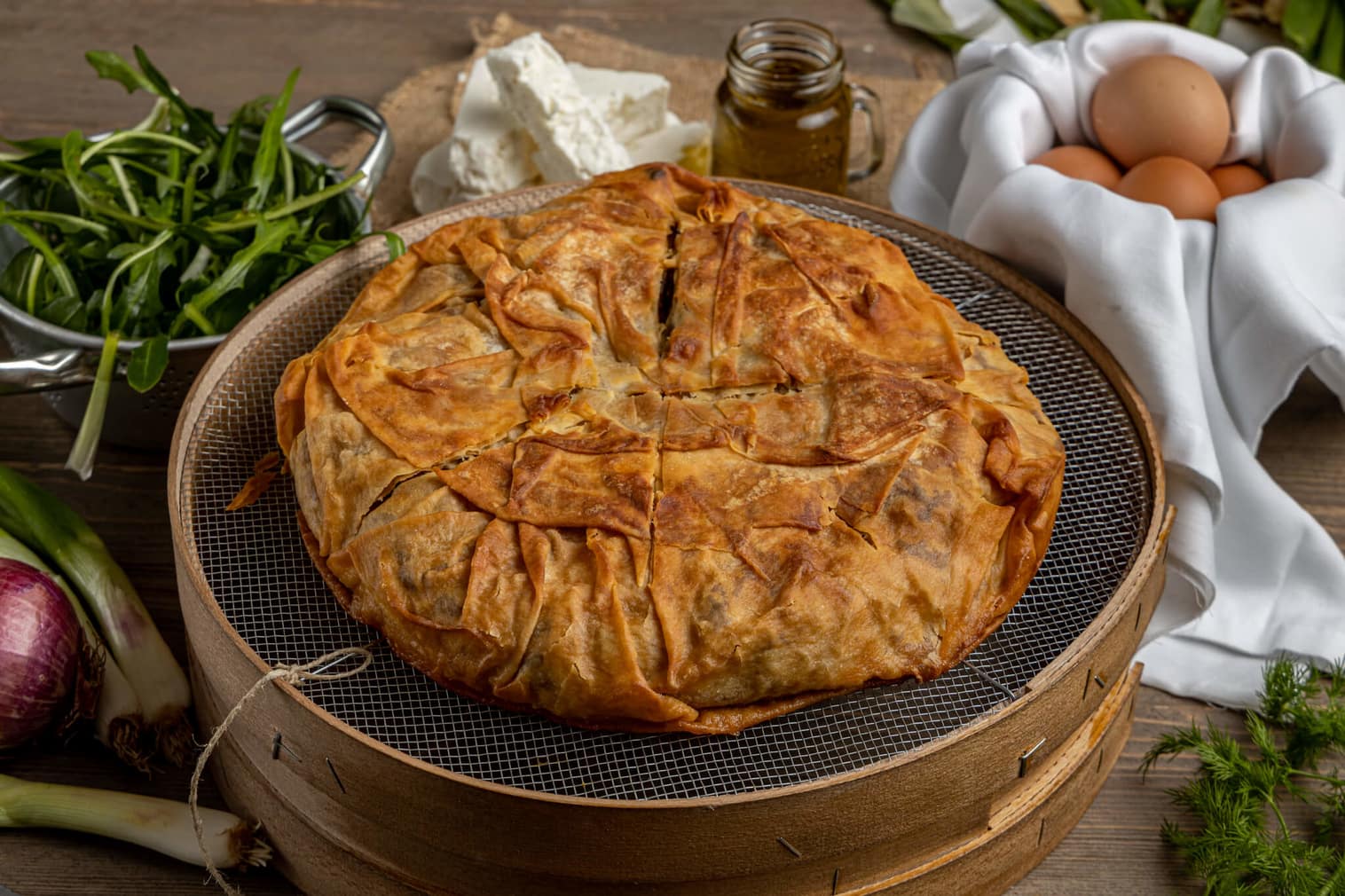 Συνταγή: Μυρωδάτη χορτόπιτα με φέτα και αρωματικά χόρτα - Foodlife.gr