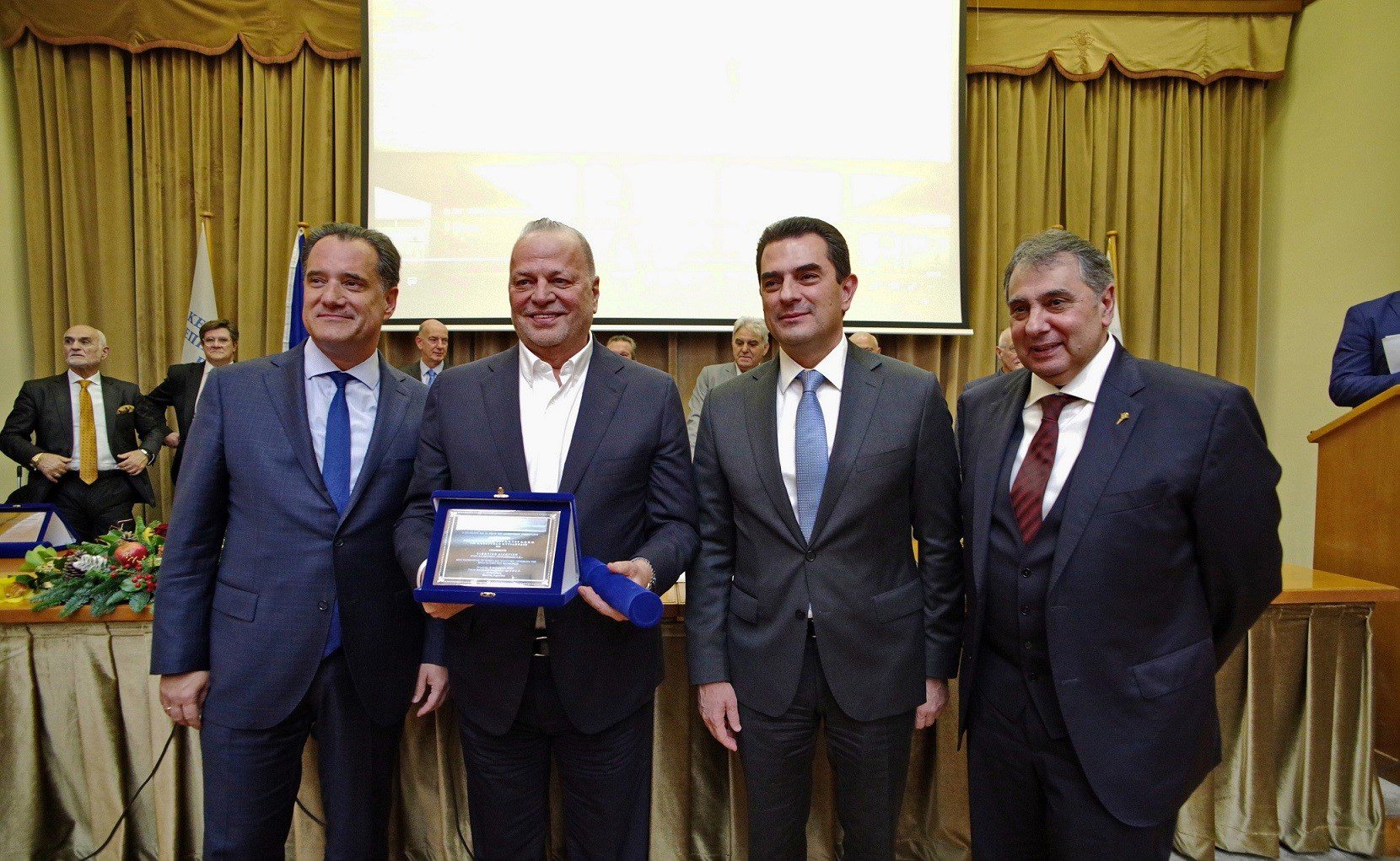 Δώδεκα παραγωγικοί φορείς του Πειραιά τίμησαν προσωπικότητες του ...